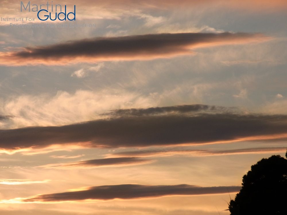 Altocumulus lenticularis (Ac len) - Institute for Professional Weather ...